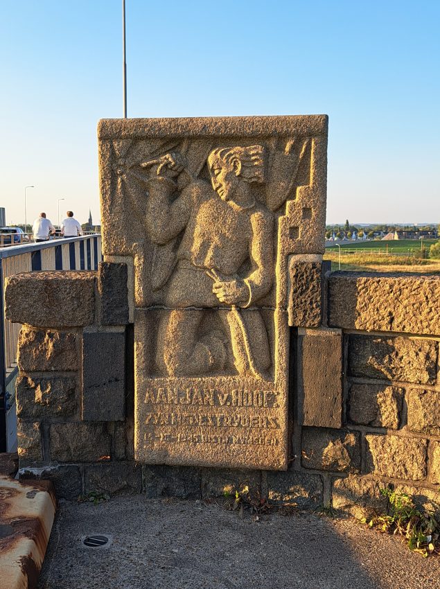 Jan van Hoof monument Waalbrug, beeldhouwer Jac Maris – Wonen in Nijmegen